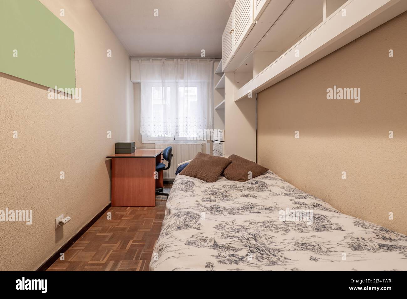 Too small bed hi-res stock photography and images - Alamy