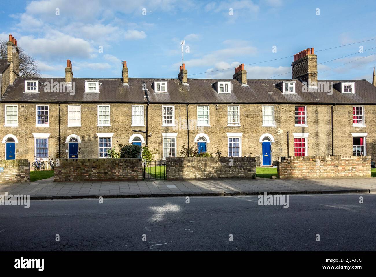 CAMBRIDGE, ENGLAND - MAR 13, 2017: typical street scene in the old part ...