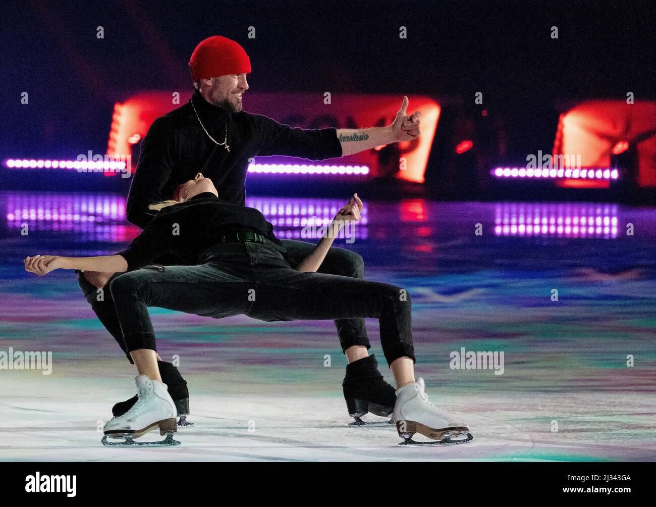 Show "Ice Age" in the sports complex "Yubileiny". Figure skaters Oksana ...