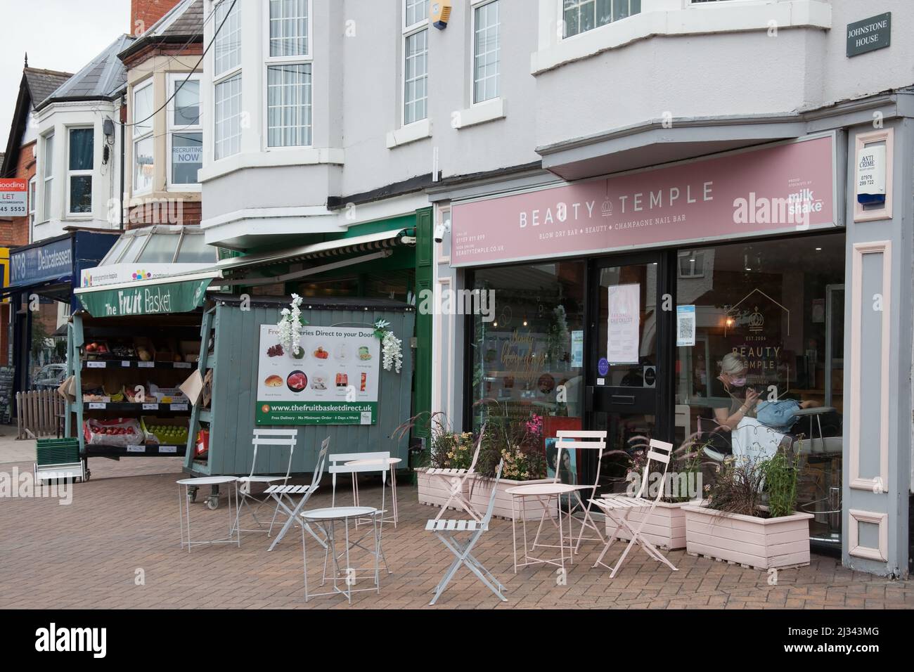 Charity shops in a row hi-res stock photography and images - Alamy