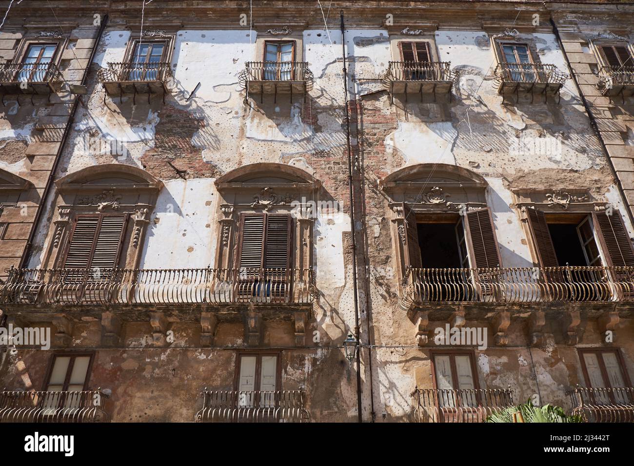 Flaking facade hi-res stock photography and images - Alamy