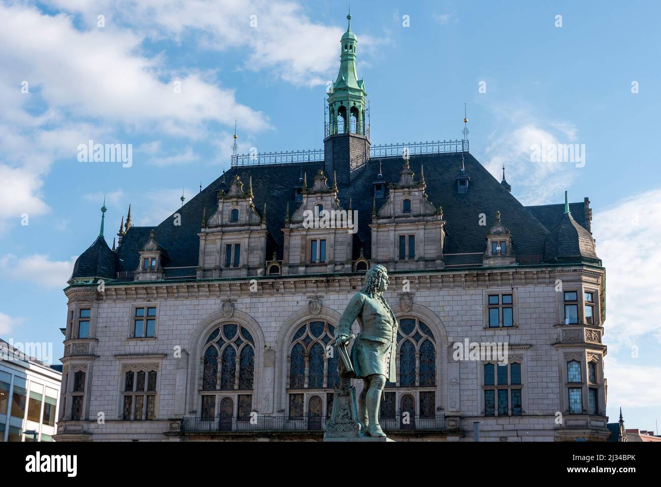 Handel monument, behind it the new town hall, Halle an der Saale ...