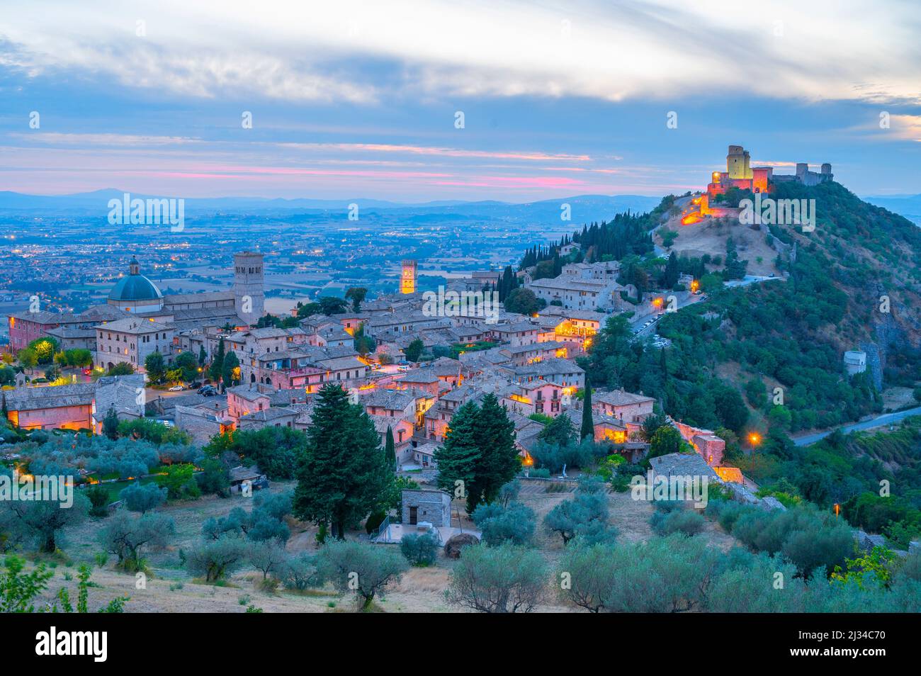 Sunset with a view to Rocca Maggiore Castle in Assisi, Perugia Province ...