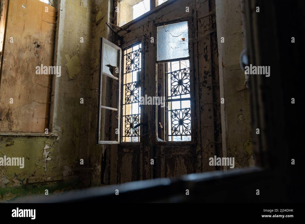 Broken entrance door hi-res stock photography and images - Alamy