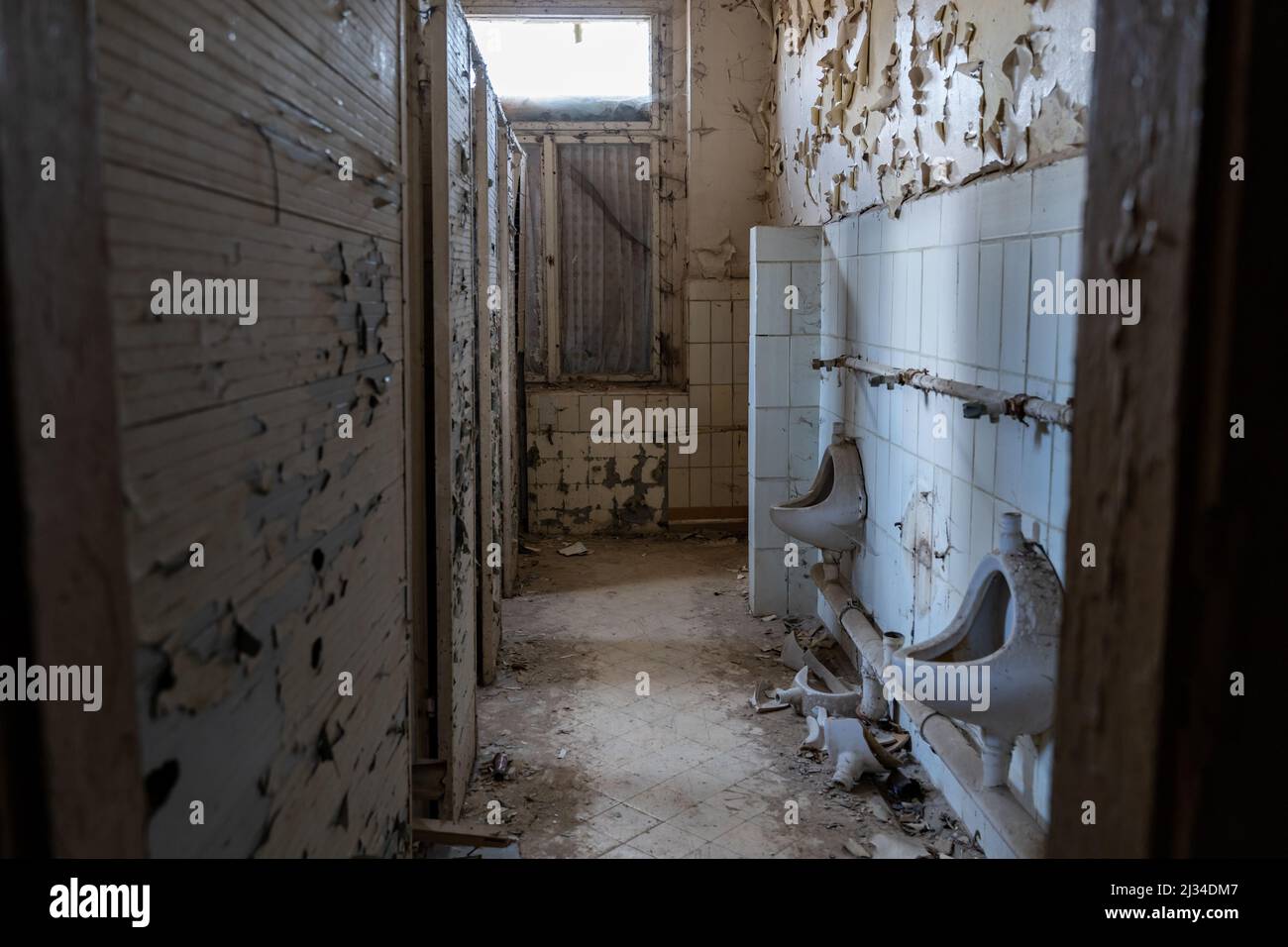 Antique urinal hi-res stock photography and images - Alamy