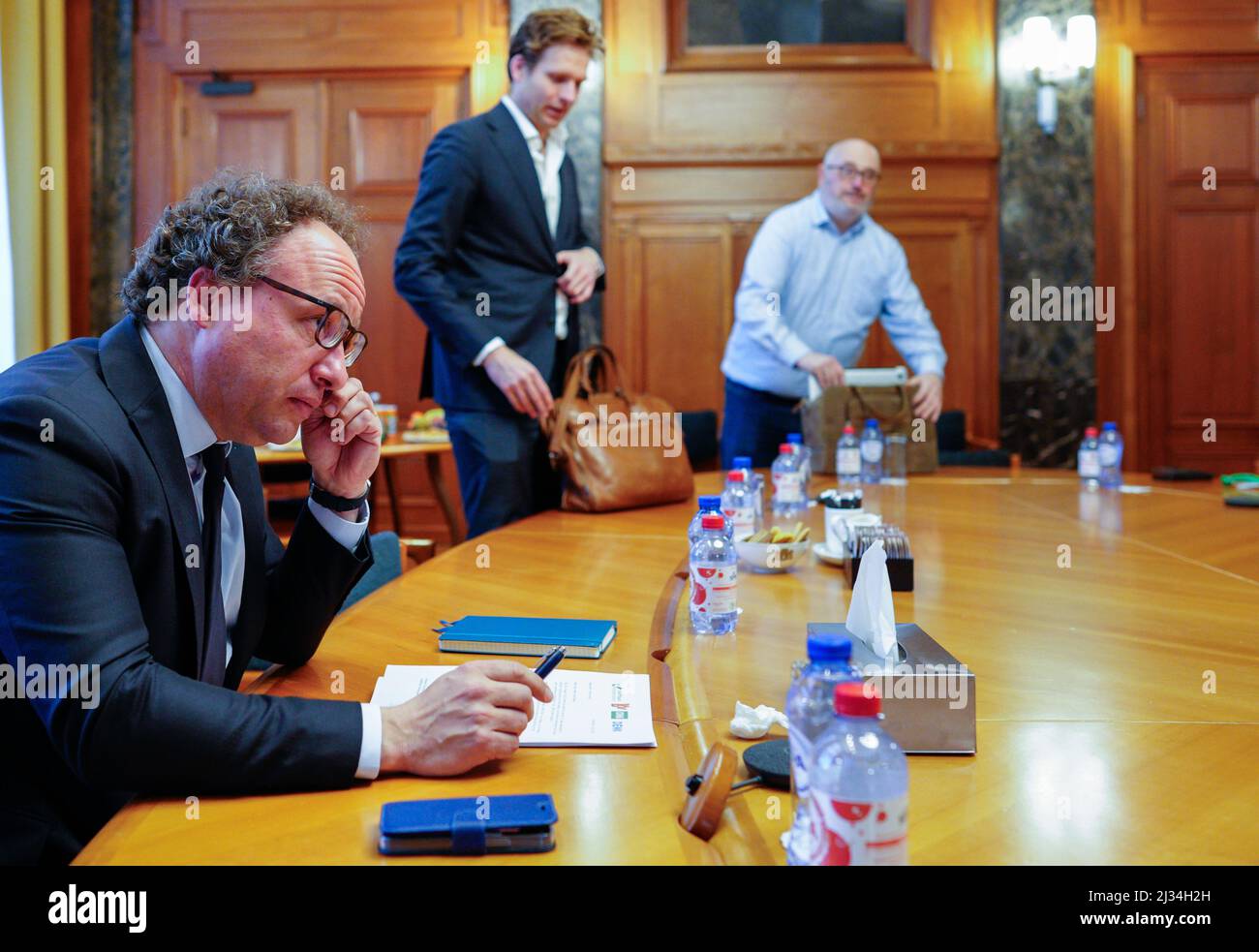 ROTTERDAM - 2022-04-05 18:36:06 ROTTERDAM - Informer Wouter Koolmees ...