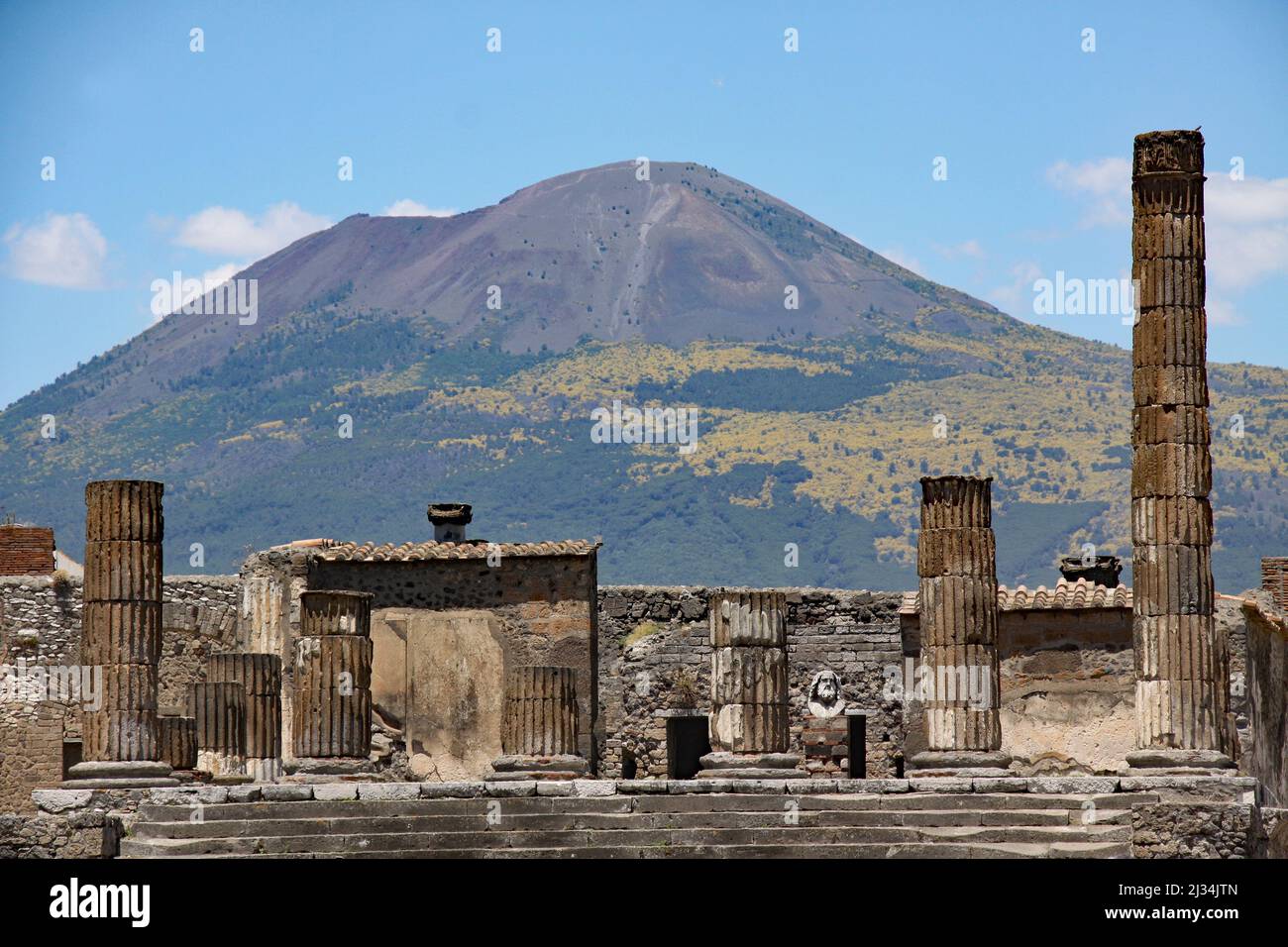 Ruins jupiter temple pompeii hi-res stock photography and images - Alamy