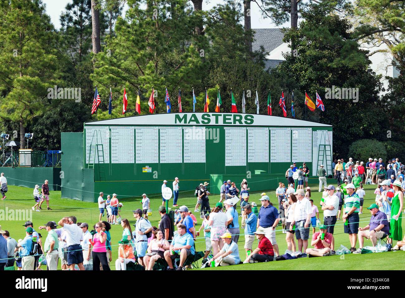 Augusta National Golf Club. 04th Apr, 2022. Patrons walk in front of ...