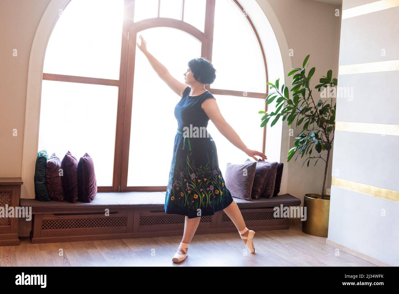 Full body shot of woman ballet dancer ready to dance. Ballet student ...