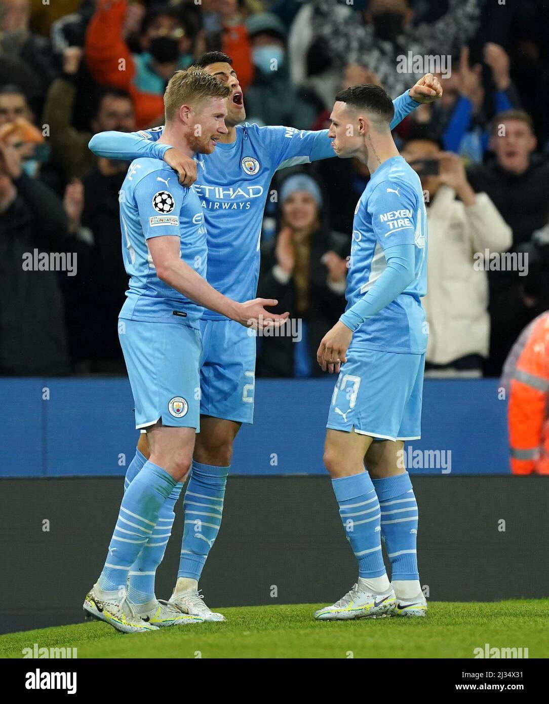 Manchester City's Kevin De Bruyne (left) celebrates scoring their side ...