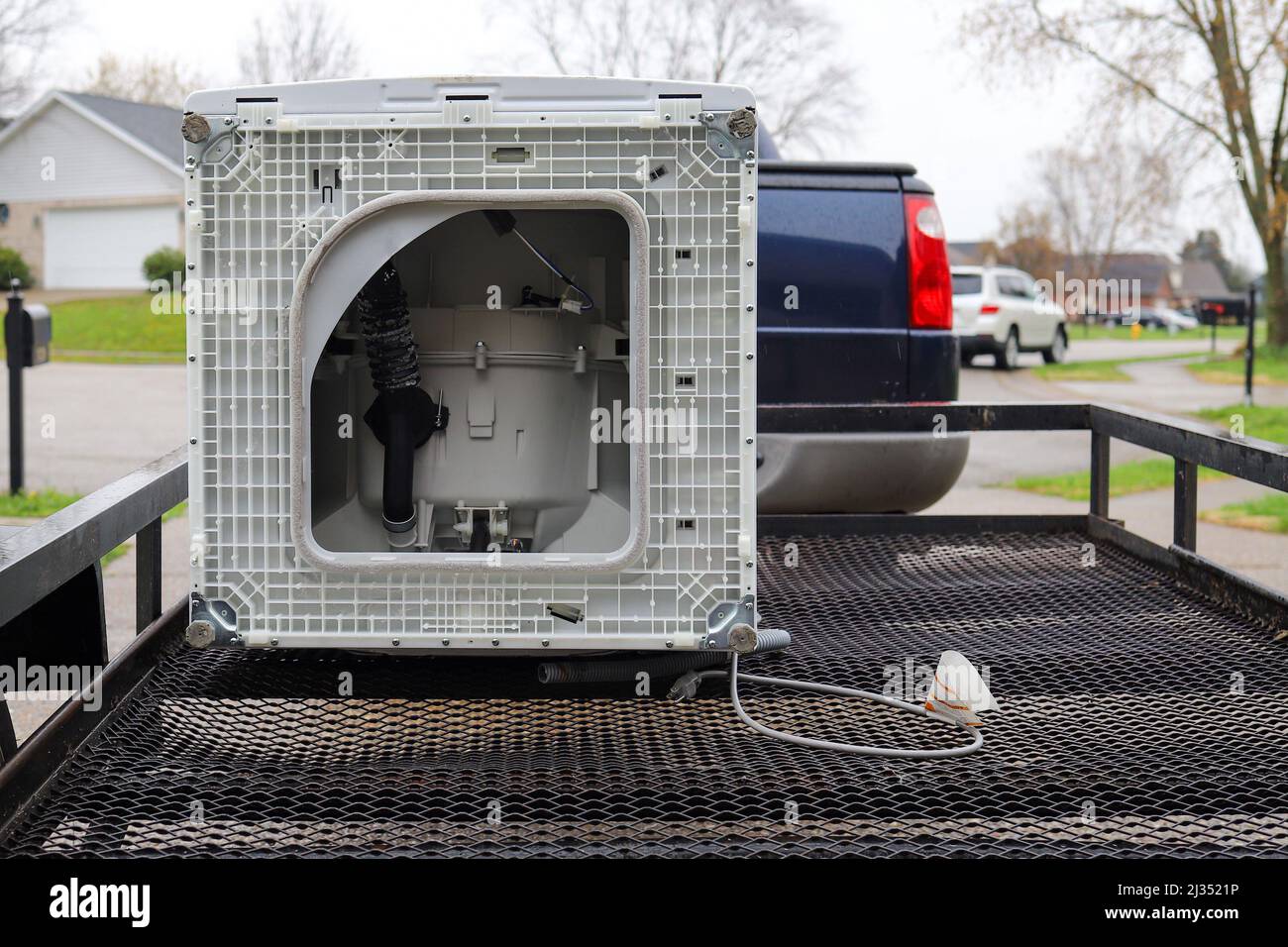 Sitting on a washing machine hi-res stock photography and images - Alamy