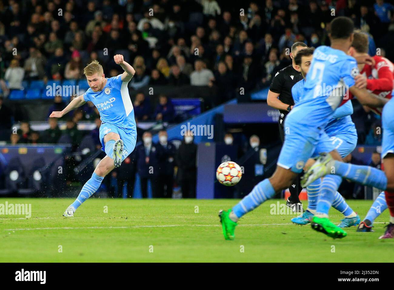 Kevin De Bruyne #17 of Manchester City fires in a free kick Stock Photo ...