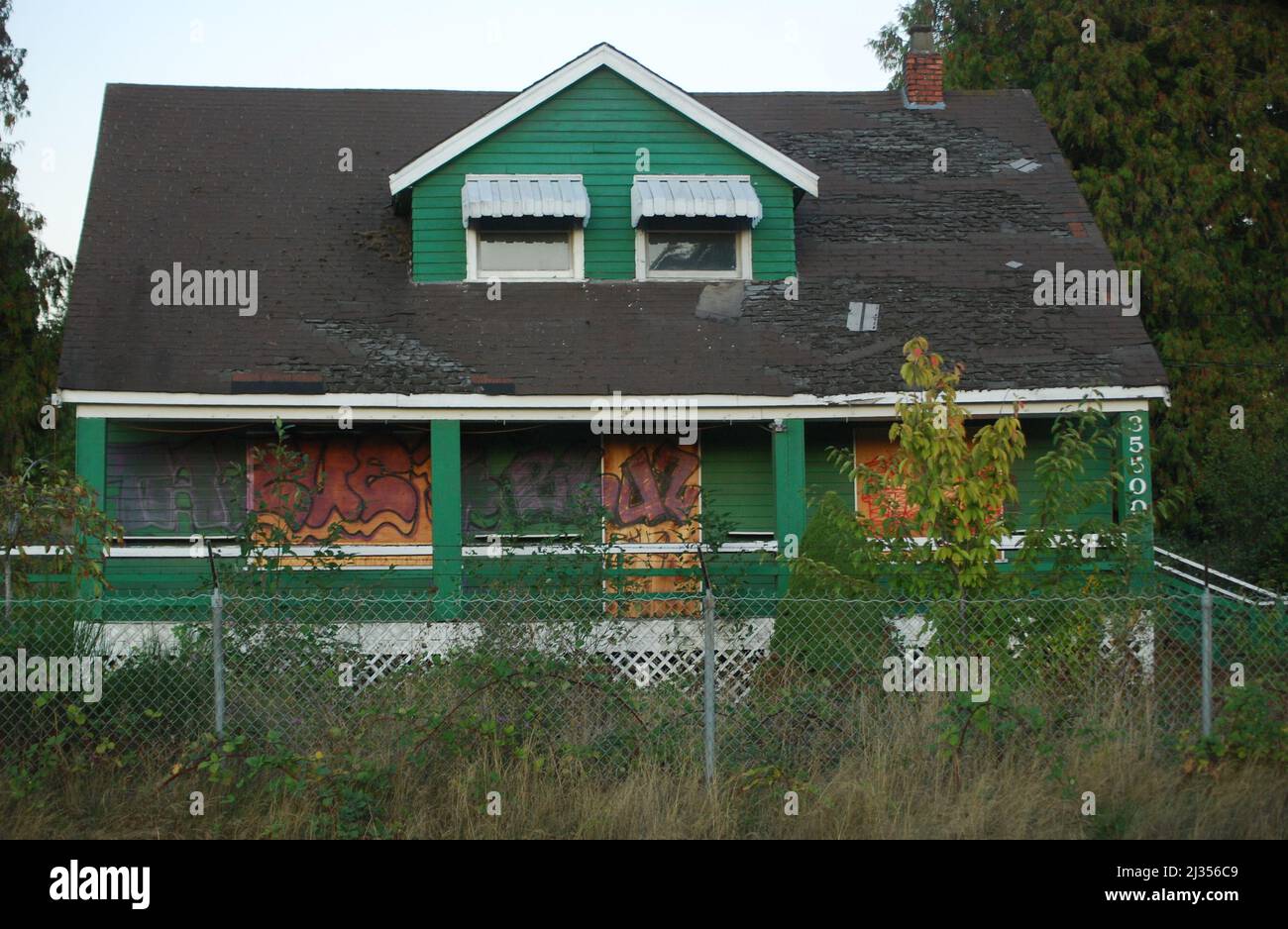 Condemned house hi-res stock photography and images - Alamy