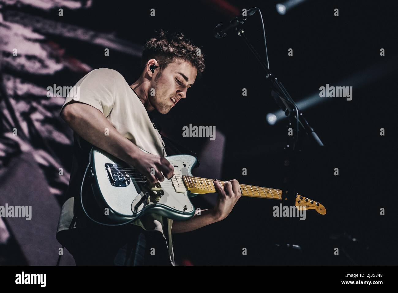 Sam fender on stage hi-res stock photography and images - Alamy