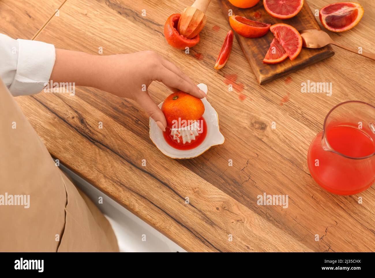 Woman squeezer squeezing orange juice hi-res stock photography and images - Alamy