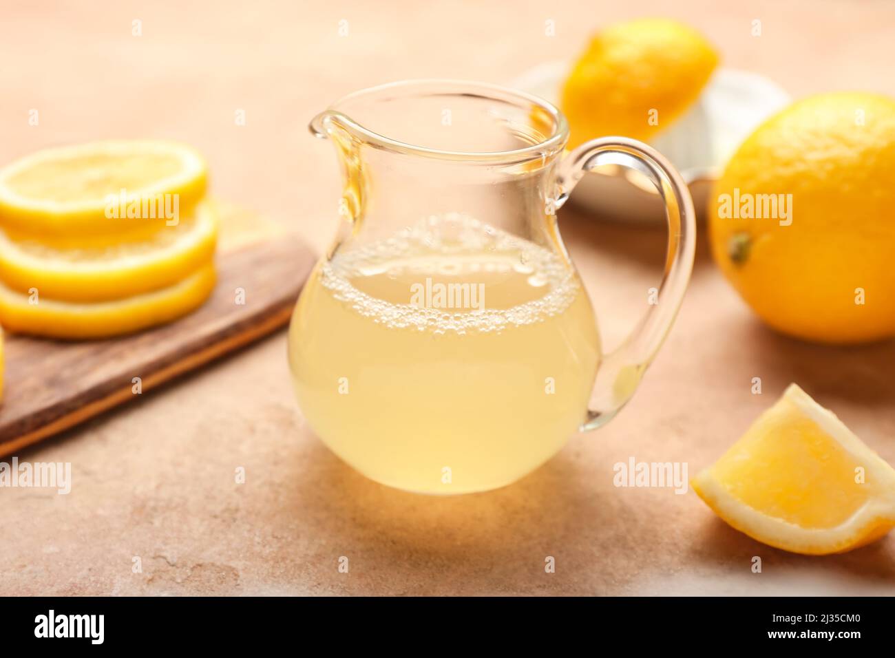 Squeezing lemon juice into a jug hi-res stock photography and images ...