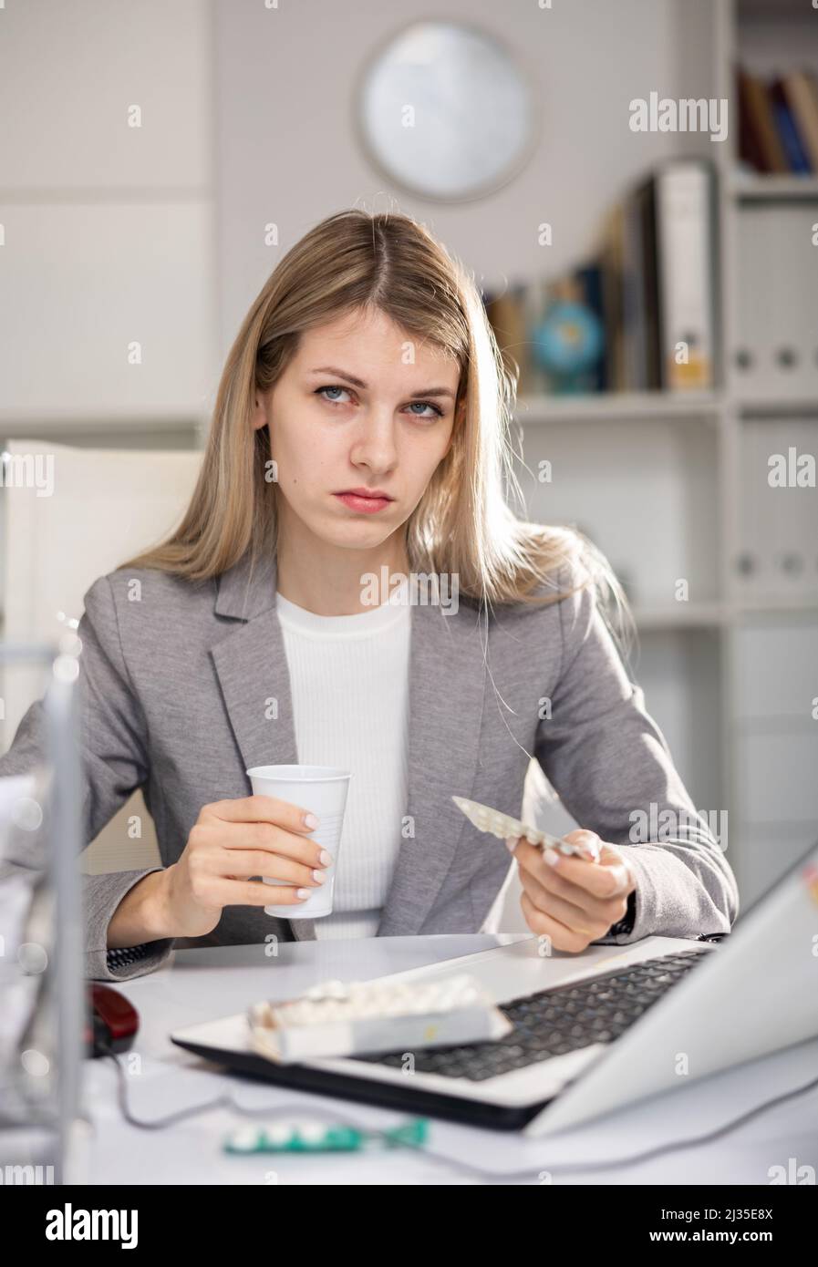 Painkiller 30s hi-res stock photography and images - Alamy