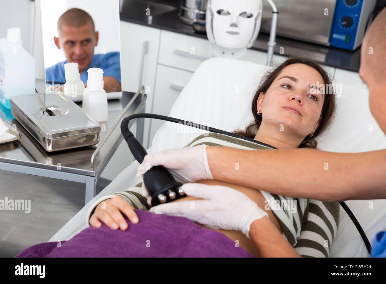 Woman getting ultrasound procedure for body contouring Stock Photo - Alamy