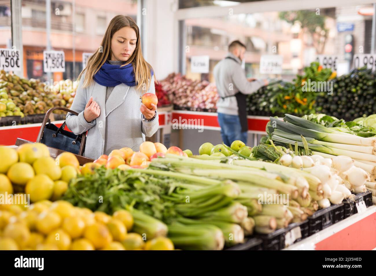 Female shopper picks apples at grocery store Stock Photo - Alamy