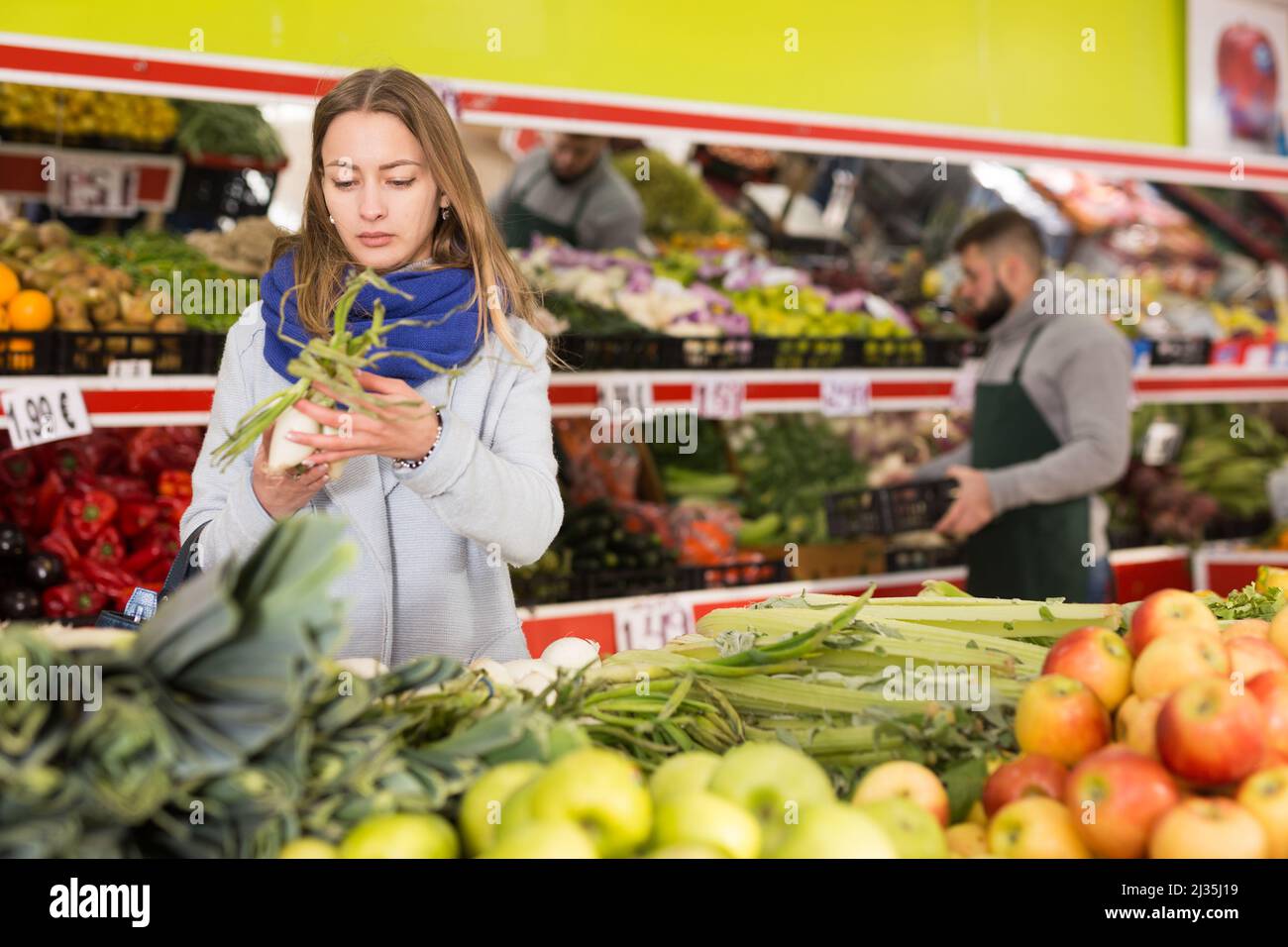 Female shopper picks onions at grocery store Stock Photo - Alamy