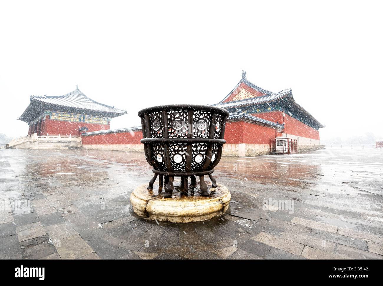 Ancient building in Temple of Heaven in the snow Stock Photo - Alamy