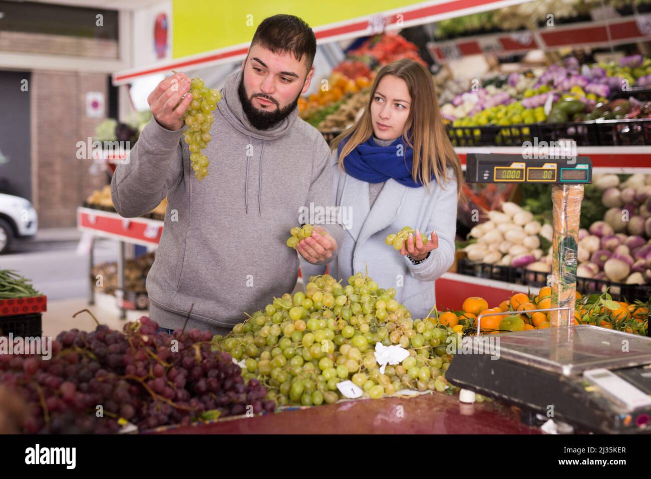 Grapes choice hi-res stock photography and images - Alamy