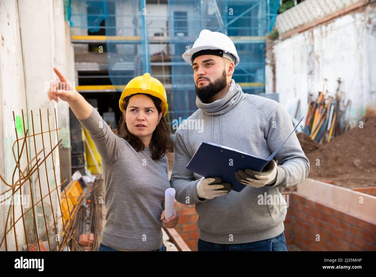 Architect and contractor discussing construction plan Stock Photo - Alamy
