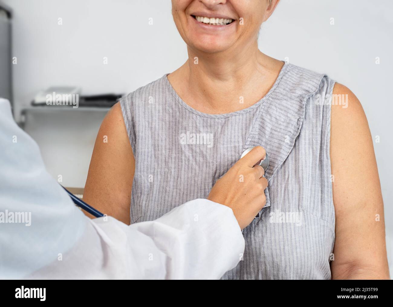 Senior stethoscope doctor hi-res stock photography and images - Alamy