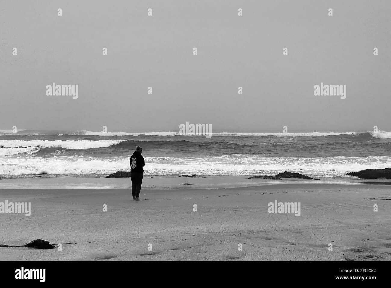 Female alone beach hi-res stock photography and images - Alamy