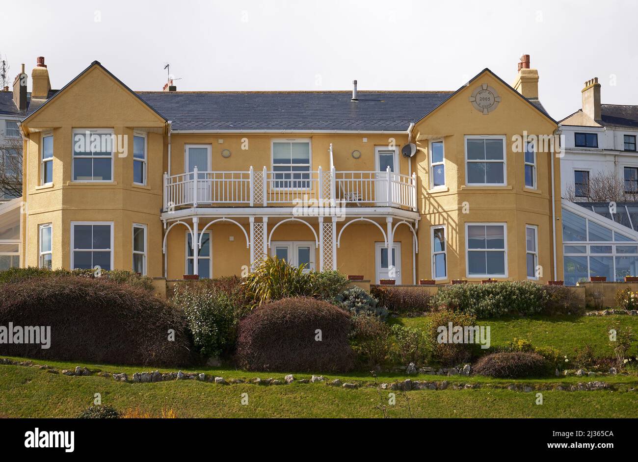 Yellow fronted building hi-res stock photography and images - Alamy