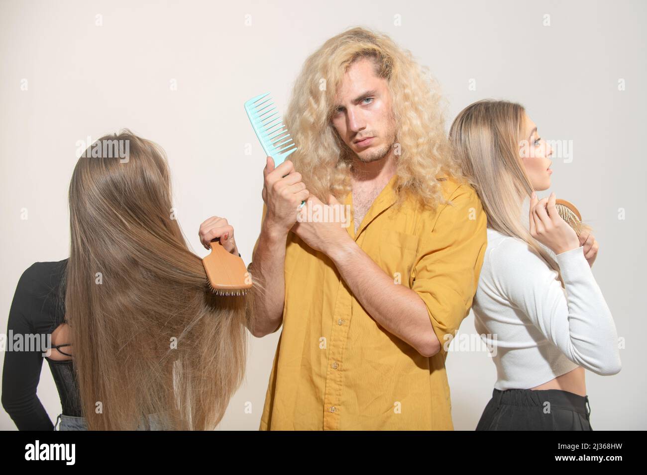 Woman combing girls hair hi-res stock photography and images - Alamy