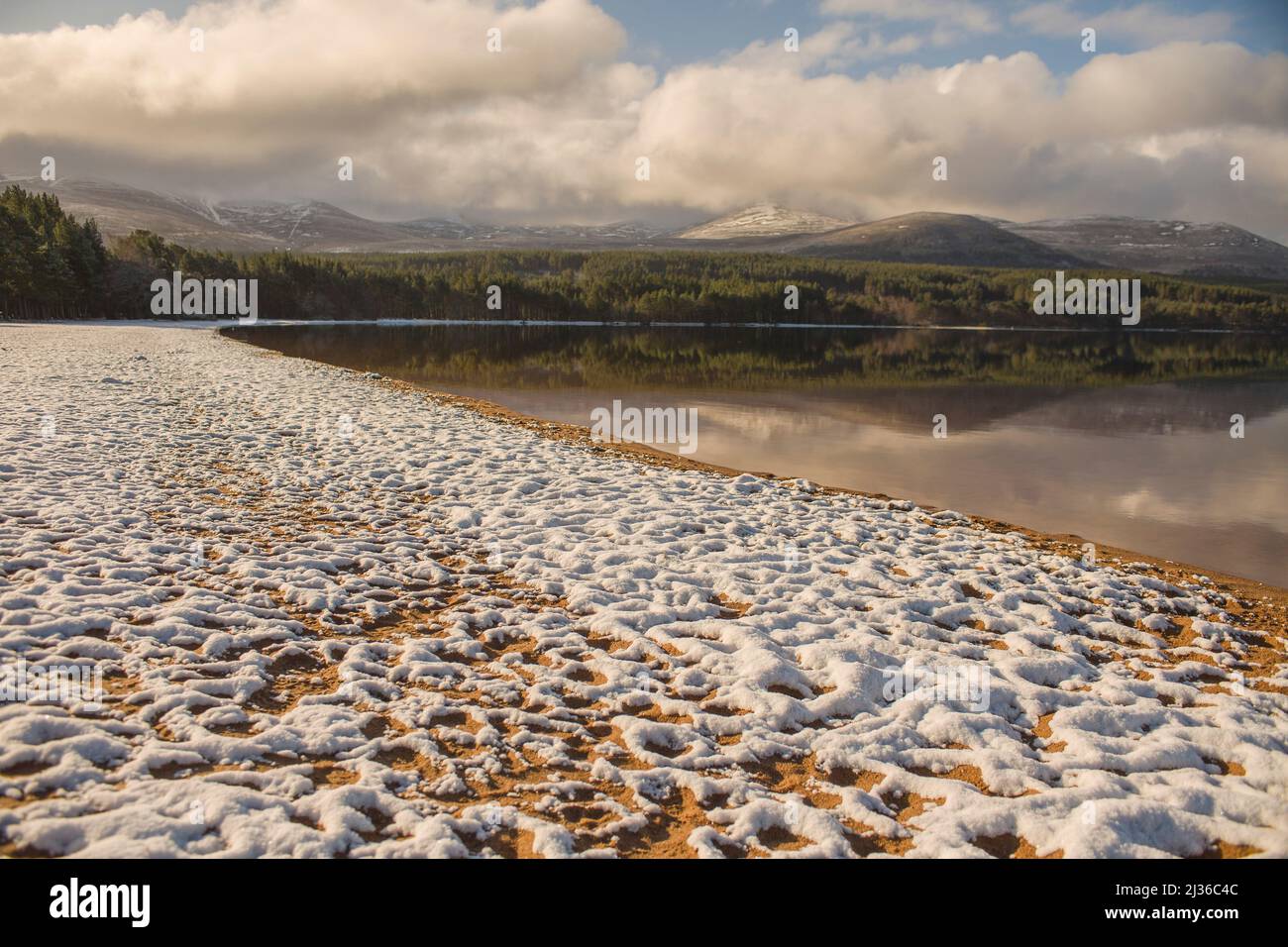 Loch Morlich beach in the Scottish highlands is snowfell after Scotland ...