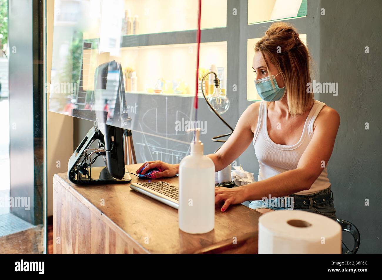 Employee cashier hi-res stock photography and images - Alamy