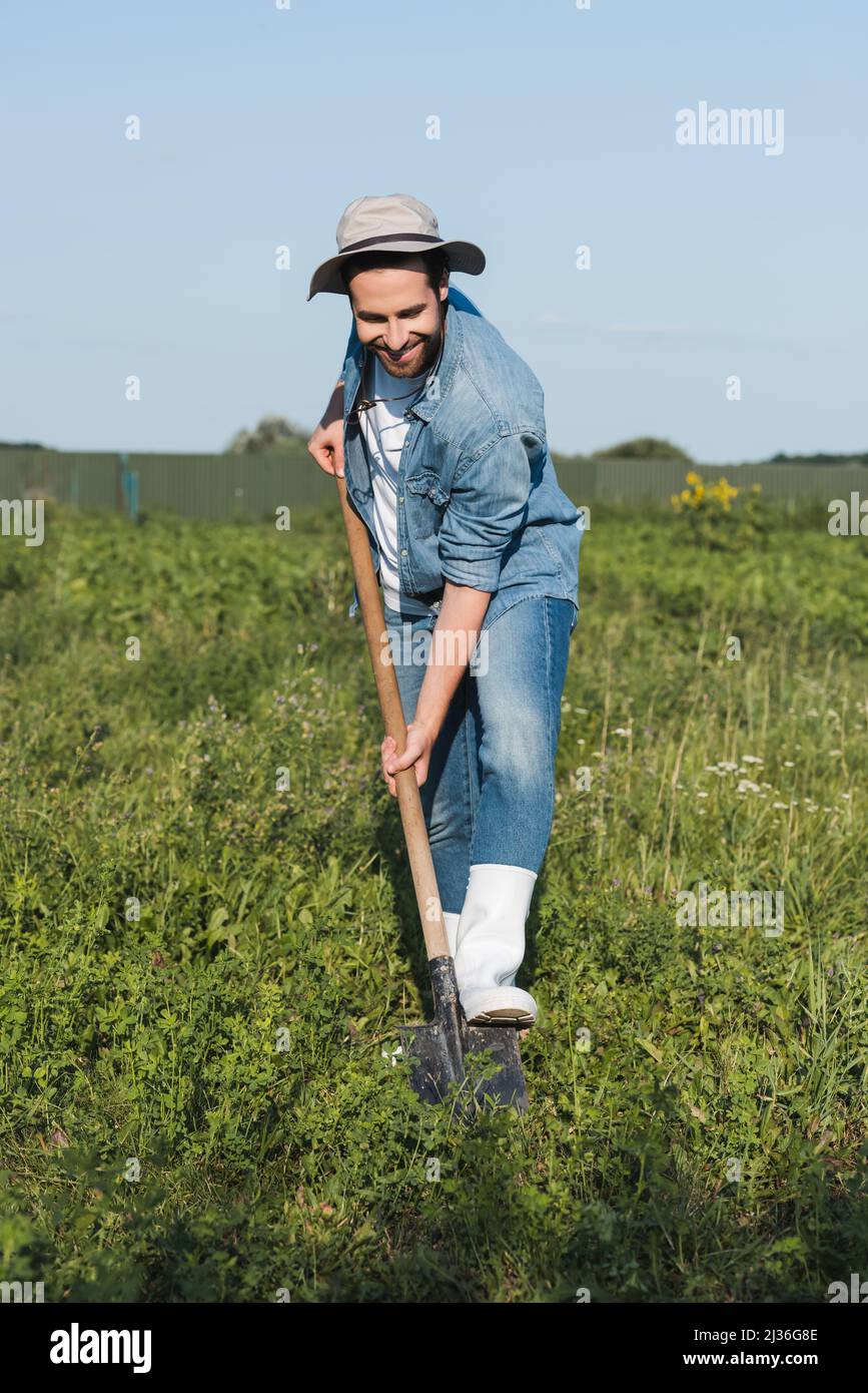 Professional digging hi-res stock photography and images - Alamy