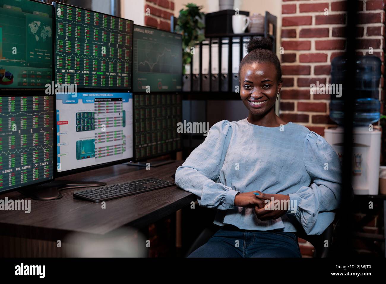 Multi monitor workstation hi-res stock photography and images - Alamy
