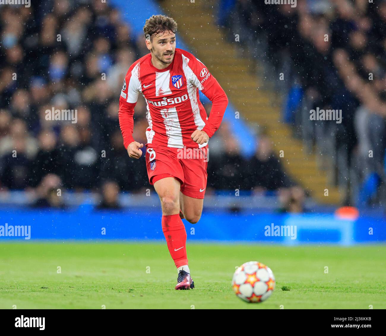 Antoine Griezmann #8 of Athletico Madrid runs with the ball Stock Photo ...