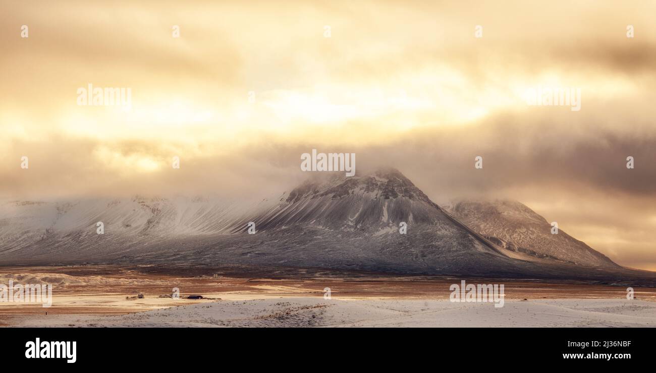 Snow covered icelandic peaks hi-res stock photography and images - Alamy