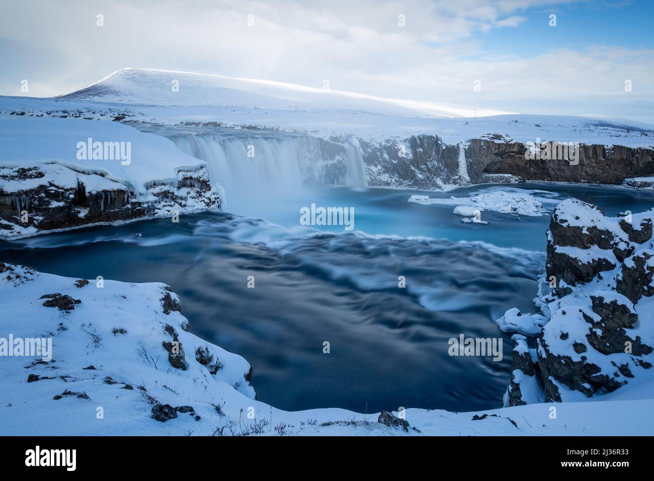 Snow covered icelandic peaks hi-res stock photography and images - Alamy