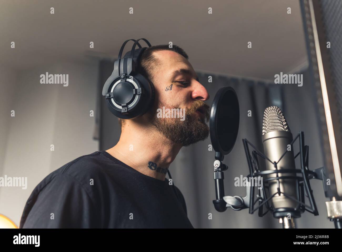 Profile singing microphone hi-res stock photography and images - Alamy