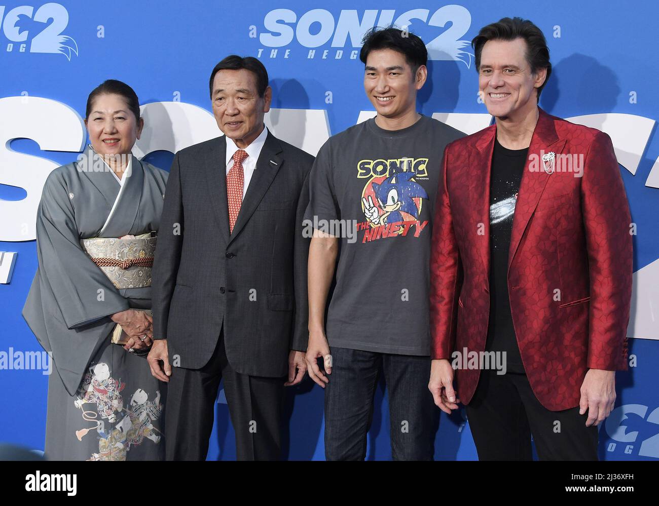 Los Angeles, USA. 05th Apr, 2022. Jim Carrey (R) poses with Chief ...