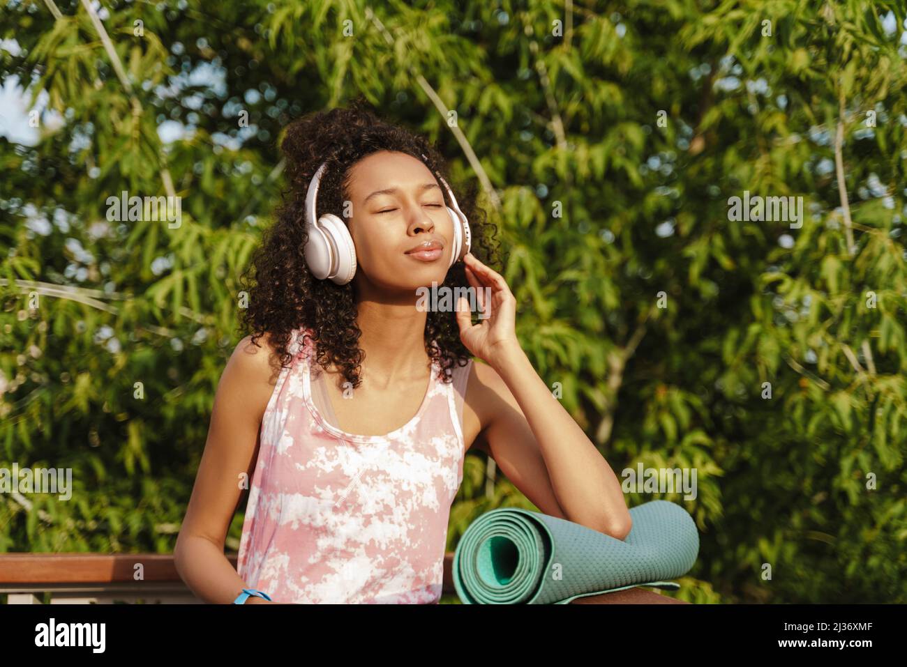 Black woman listening music hi-res stock photography and images - Alamy