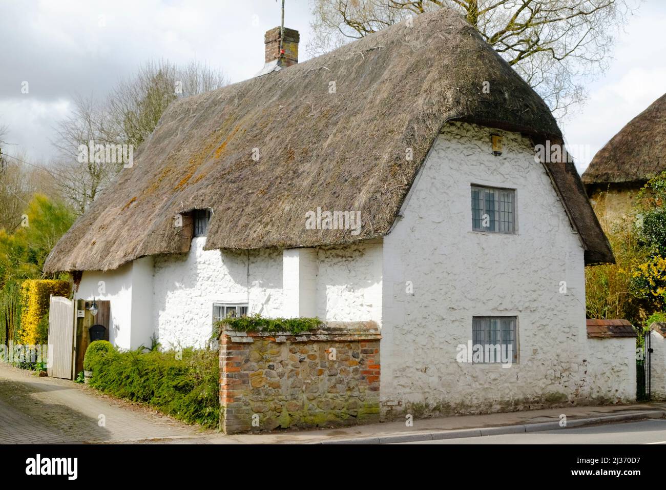 Around Aldbourne, a wiltshire village. A white thatched cottage Stock ...