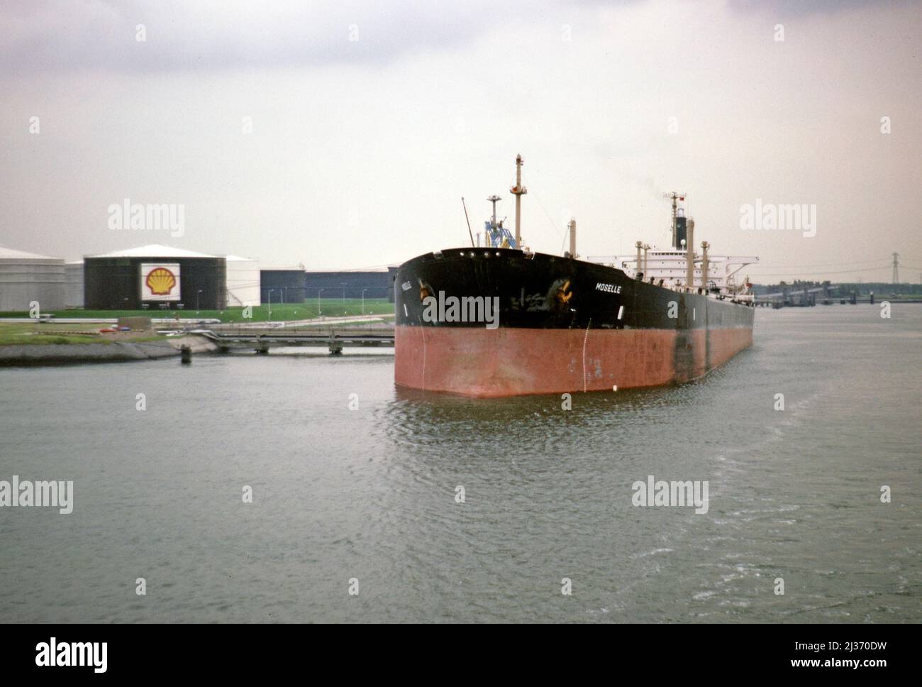 'Moselle' bulk carrier cargo ship passing Shell oil tanks, Port of ...