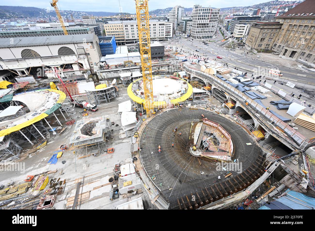 Stuttgart, Germany. 06th Apr, 2022. Workers are busy making the goblet ...