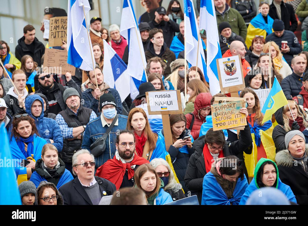 Crowd facing podium on steps of National Gallery Stock Photo - Alamy