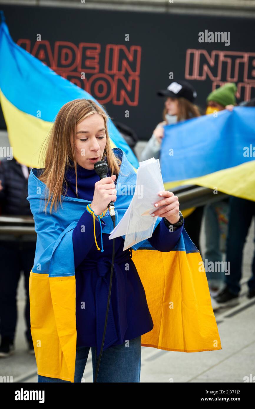 Addressing the crowd dressed in Ukrainain flag Stock Photo - Alamy