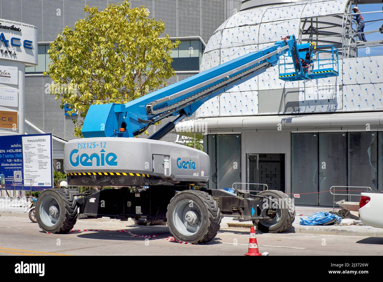 Genie telescopic Boom Lift machine with cradle and safety basket for ...