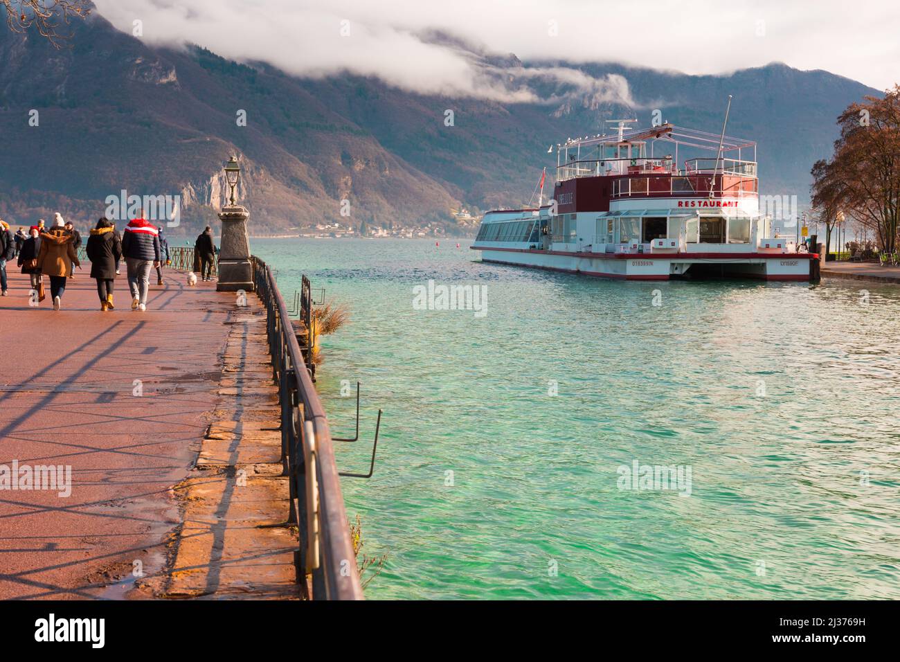 Annecy. FRANCE. View of the lake and promenade Stock Photo - Alamy