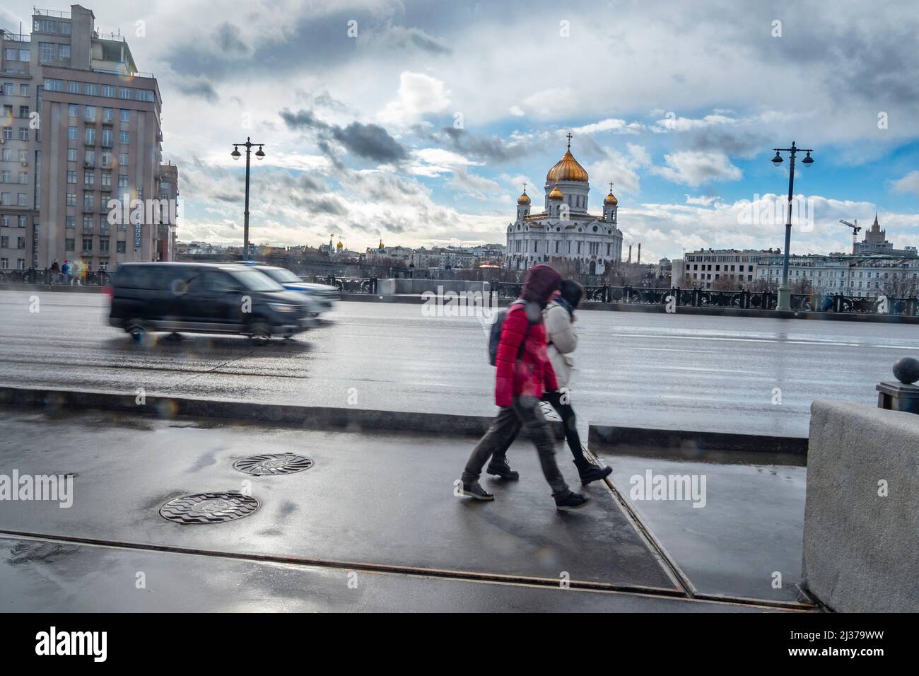 Russia, Moscow. Local residents on a street Stock Photo - Alamy