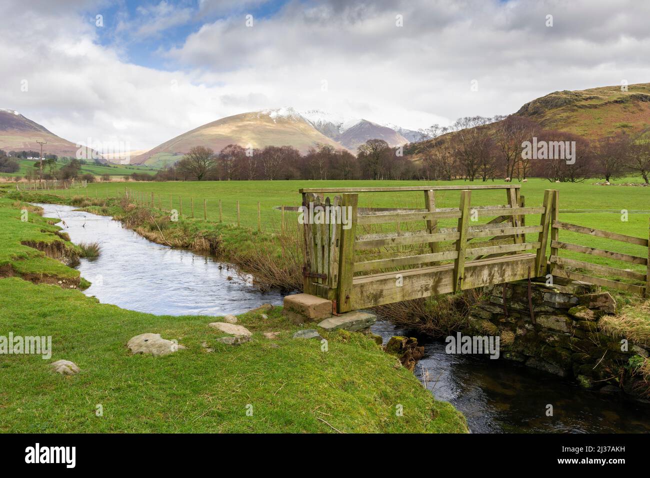 Footbridge over a beck in the lake district hi-res stock photography ...